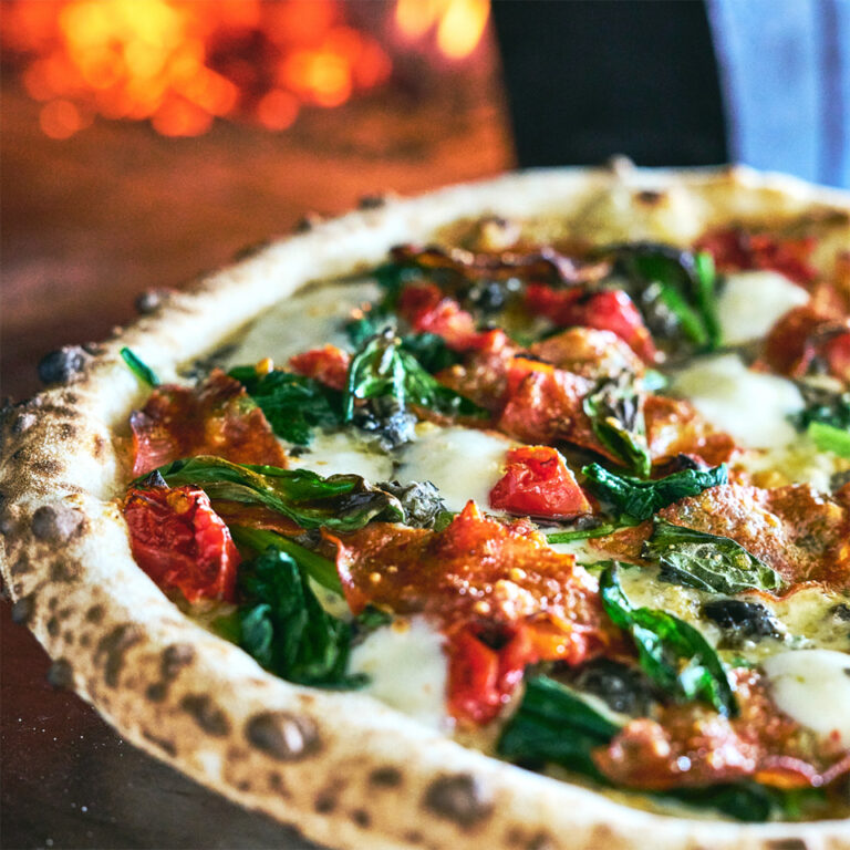 SHIRO CAFE 「オレガノが香るドライトマトとサラミのピッツァ」が数量限定で登場 | みんなの工場